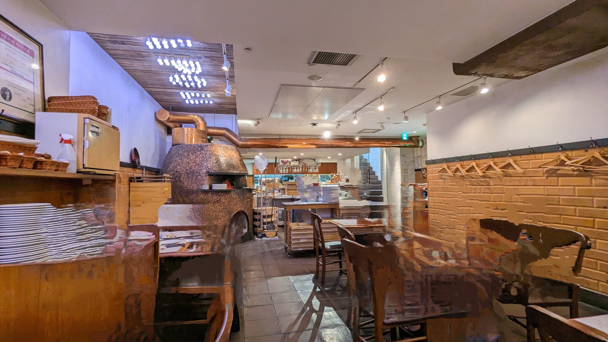 【新宿】「PIZZERIA CAPOLI （ピッツェリア カポリ）」の「ナポリピッツァ」＆「スモークサーモンのクリームソーススパゲッティ ...