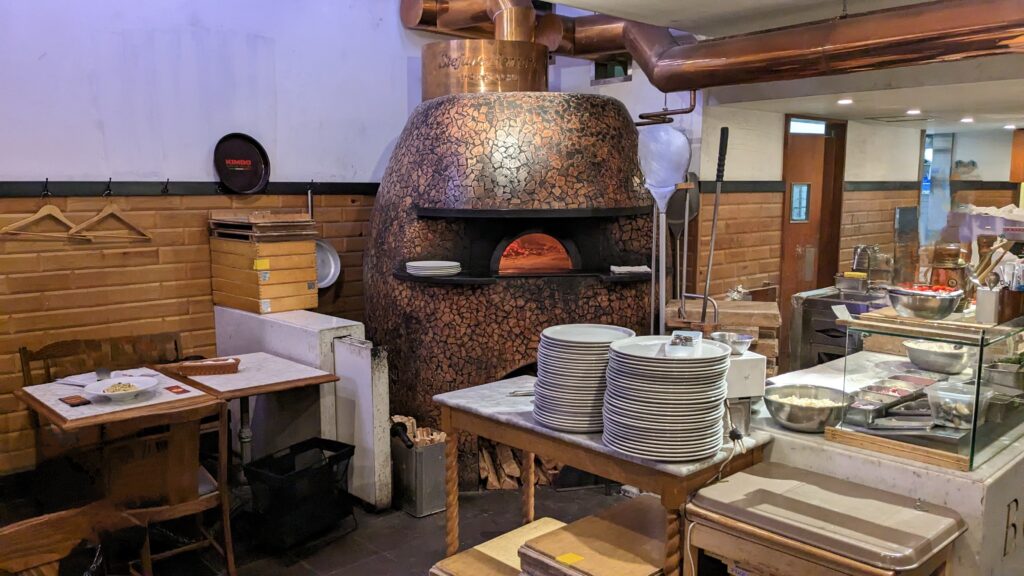 【新宿】「PIZZERIA CAPOLI （ピッツェリア カポリ）」の「ナポリピッツァ」＆「スモークサーモンのクリームソーススパゲッティ ...