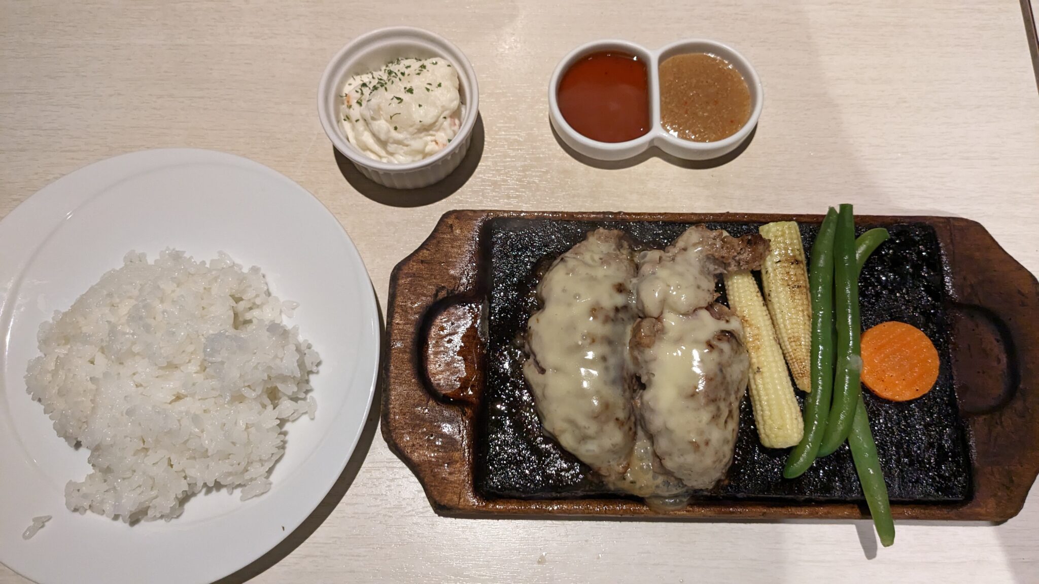 【新宿】「溶岩焼肉ダイニング bonbori 新宿店」の「牛ハンバーグステーキの溶岩焼＆チーズトッピング」【ランチ】｜東京グルメブログ うまさ ...